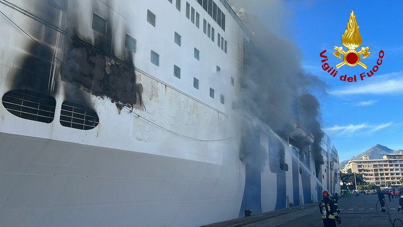 Brucia da due giorni il traghetto Gnv Superba - TrasportoEuropa
